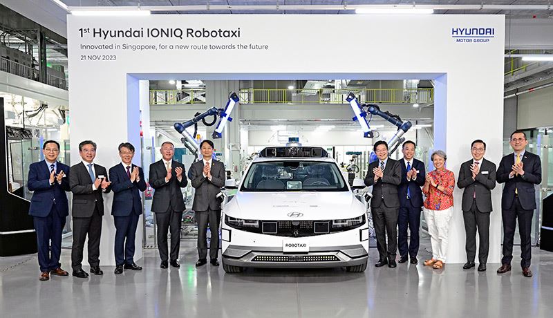 Bij HMGICS kun je zelf je auto testen, bóvenop het dak van de fabriek